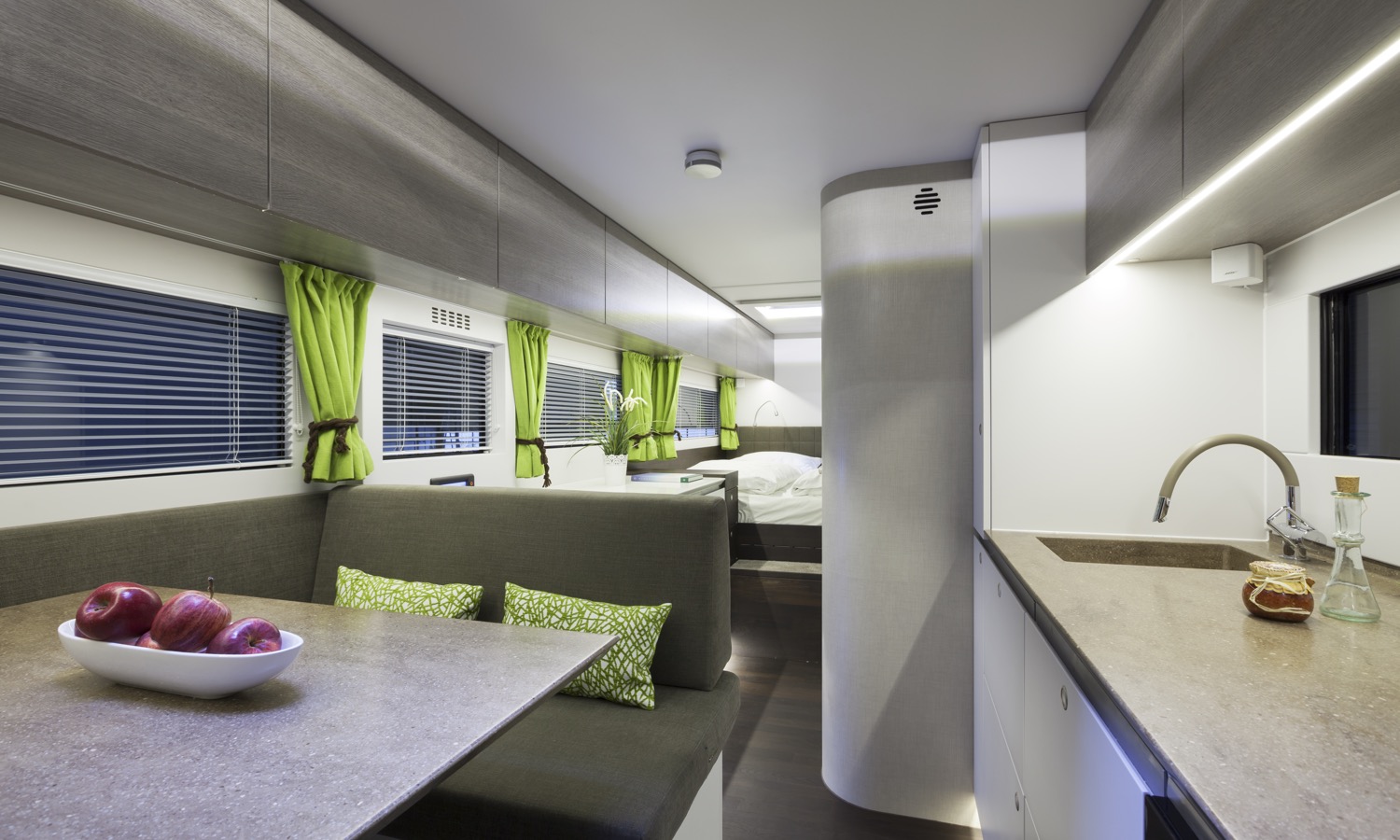 Motorhome - Offroad Fahrzeuge - Truck mit Wohnauflieger B+S