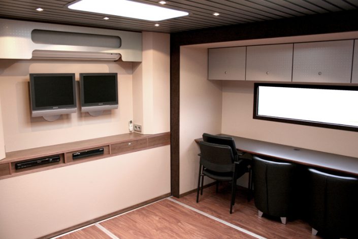 Race trailer living quarters: We customize your Racetrailer