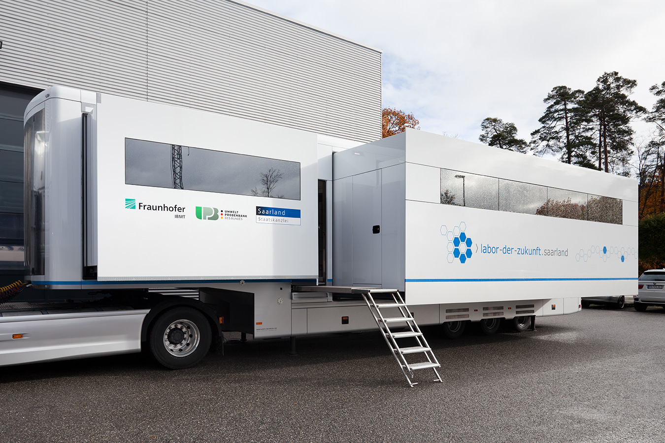 Mobile laboratory and medical vehicle ready to use anywhere